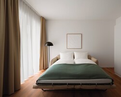Suíte conforto, 1 cama Queen e sofá-cama | Individualmente decorados, individualmente mobiliados, escrivaninha