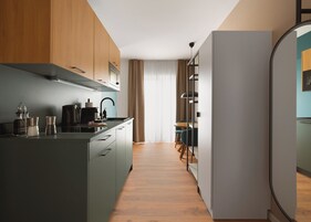 Suíte conforto, sacada | Cozinha privada | Máquina de café expresso, chaleira elétrica