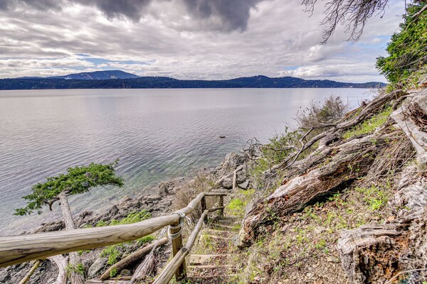 Private Beach & Hot Tub: Eastsound Waterfront Gem - Eastsound, WA