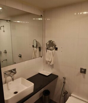 Quarto casal luxo, vista para a cidade | Banheiro | Chuveiro, produtos de toalete grátis, toalhas de banho