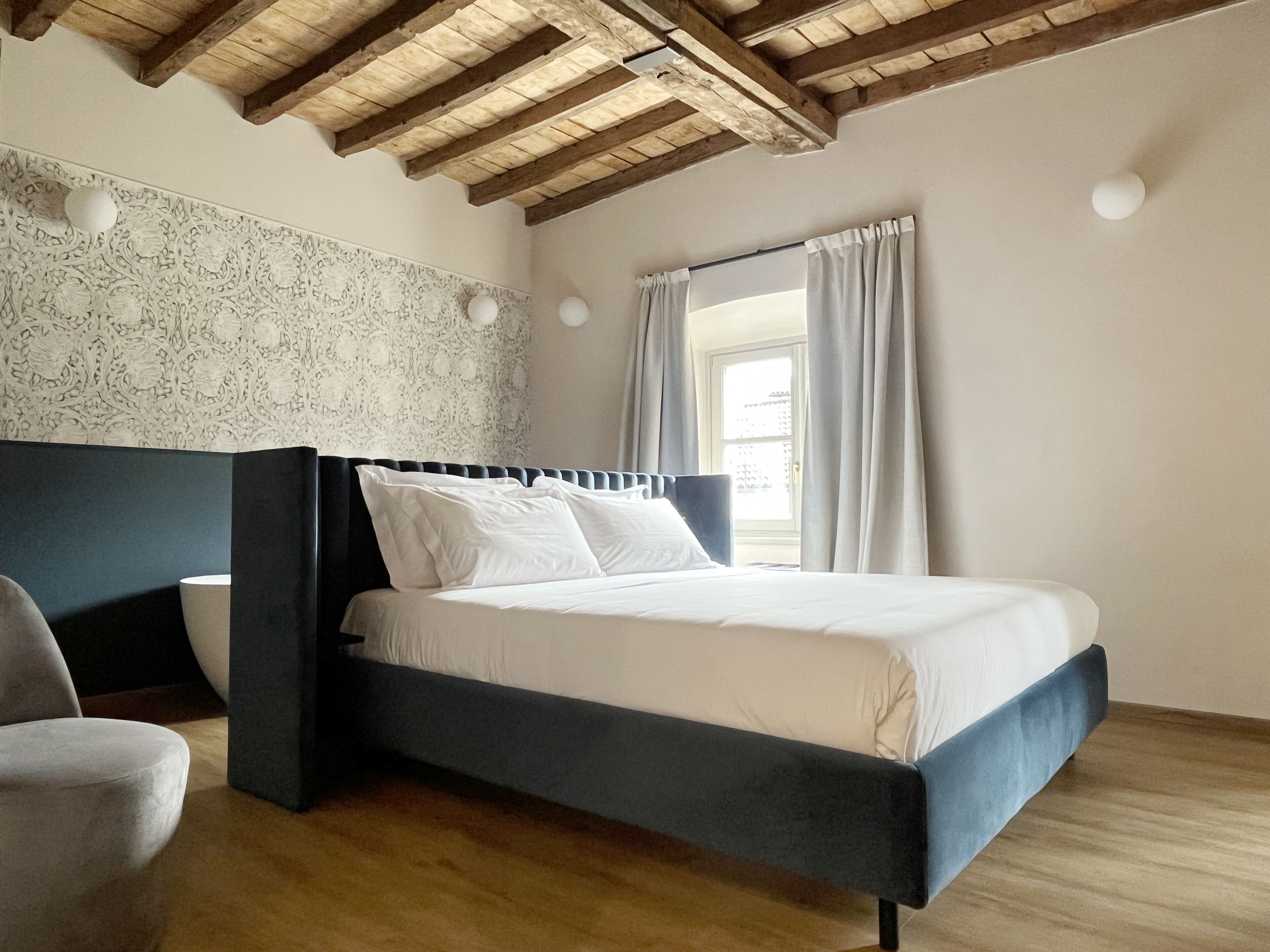 Suite Deluxe | Roupa de alta qualidade, edredões de penas, camas de colchão pillowtop 