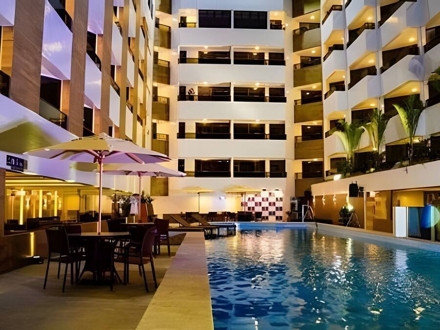 Cobertura superior, varanda coberta, vista para o mar | Piscina | Piscina externa