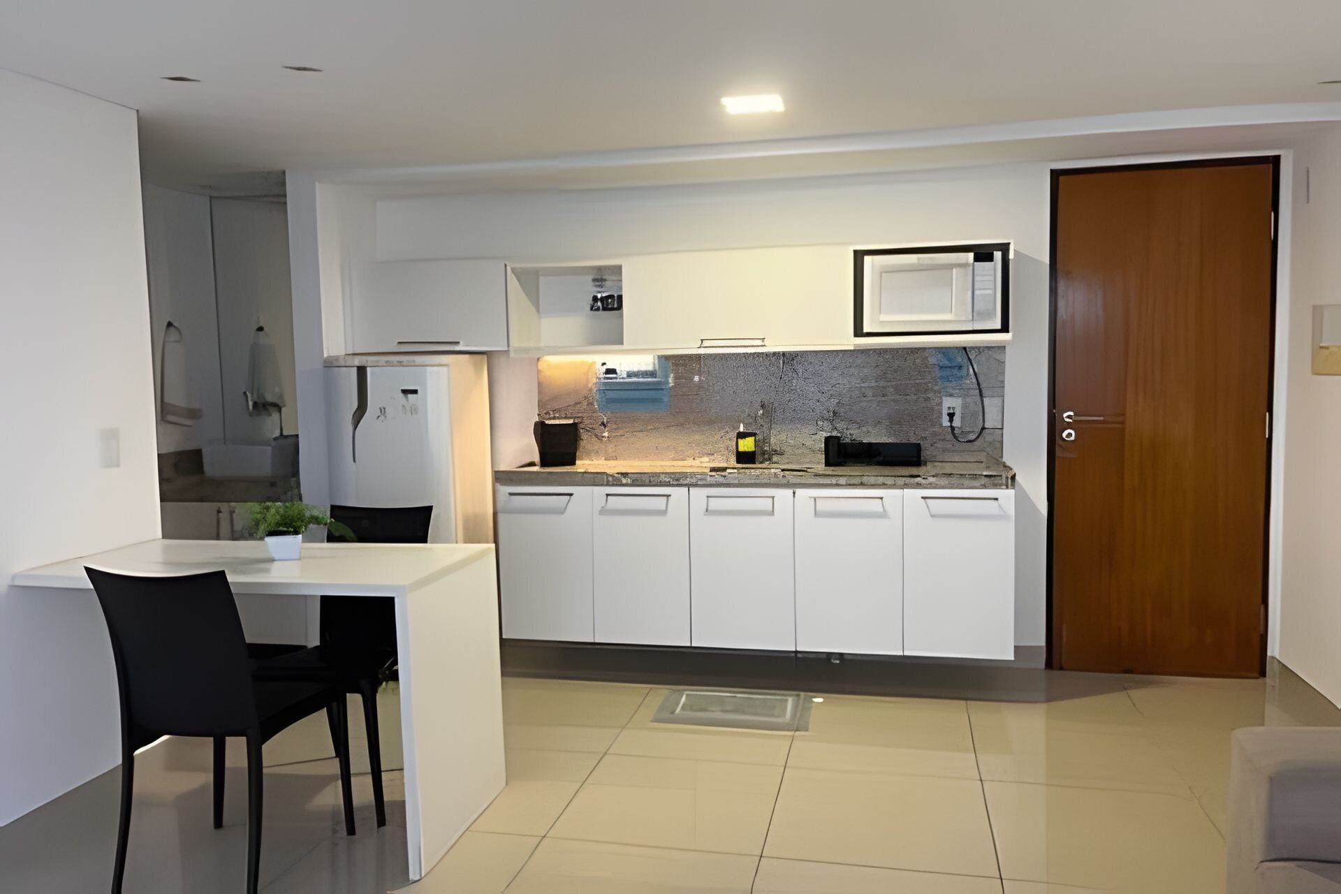 Um frigorífico, um micro-ondas, uma placa de cozinha 