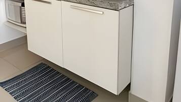 Penthouse Superior, lanai (alpendre havaiano), vista para o mar | Cozinha privada | Um frigorífico, um micro-ondas, uma placa de cozinha