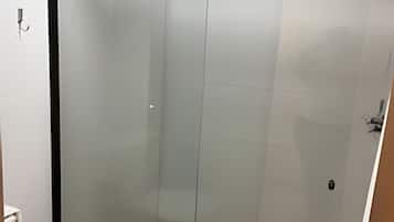 Penthouse Superior, lanai (alpendre havaiano), vista para o mar | Casa de banho | Toalhas fornecidas, sabão, papel higiénico