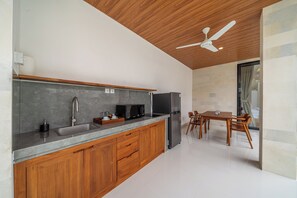 Um frigorífico, um micro-ondas, uma placa de cozinha 