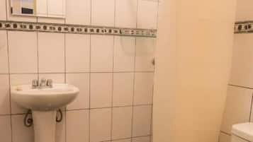 Quarto casal básico, varanda | Banheiro