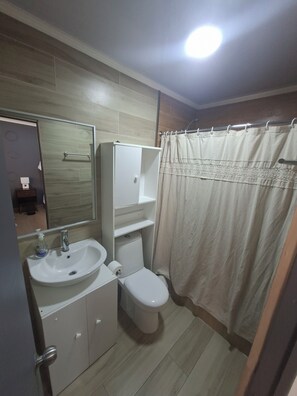 Quarto triplo família | Banheiro | Toalhas de banho, sabonete, papel higiênico 