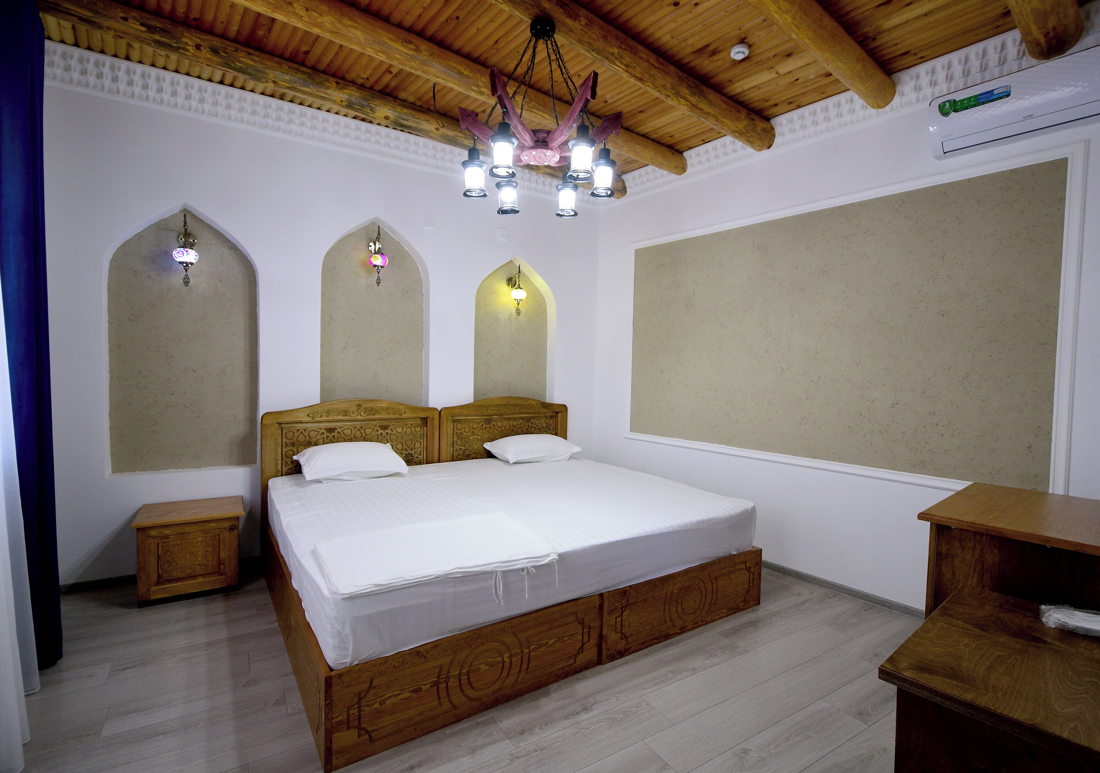 Quarto Duplo Deluxe, vista para o pátio | Cofre no quarto, secretária, ferro/tábua de engomar, Wi-fi grátis 