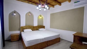 Quarto Duplo Deluxe, vista para o pátio | Cofre no quarto, secretária, ferro/tábua de engomar, Wi-fi grátis
