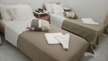 Quarto Twin Clássico, varanda, vista para o pátio | Secretária, secretária adequada para computadores portáteis