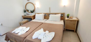 Quarto duplo clássico, sacada, vista para o pátio | Frigobar (abastecido com itens grátis), escrivaninha