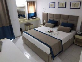 Quarto Duplo Básico | Cofre no quarto, Wi-fi grátis, roupa de cama fornecida