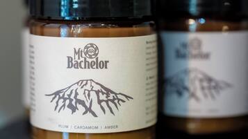 Dois frascos de doce de McBacheron com etiquetas indicando os sabores de ameixa, cardamomo e âmbar.