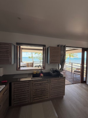 Bungalow Superior, vista para a praia | Cozinha privada