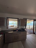 Bungalow Superior, vista para a praia | Cozinha privada
