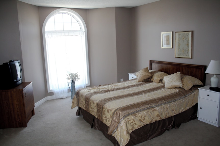 3 Bedroom Fully Furnished House Downtown Whitby - Oshawa