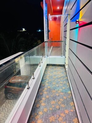Estúdio Superior, 1 cama queen-size, varanda, Vista para a cidade | Terrenos do alojamento