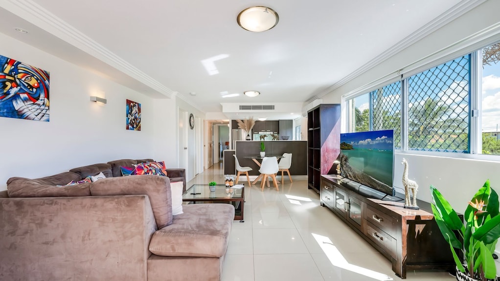 Dual Living, Pool, Gym, Sleeps 8, Parking - Bundaberg Central