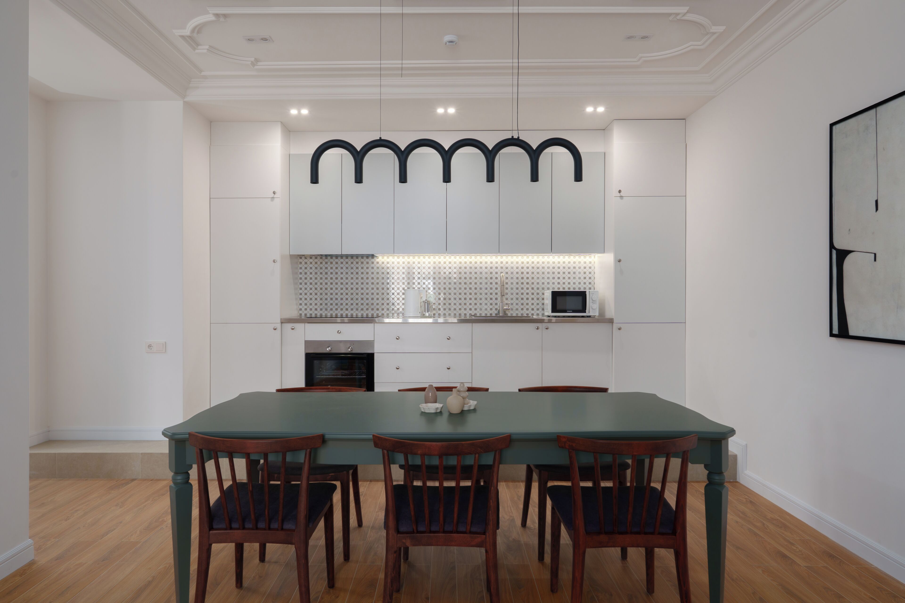 Apartamento com design assinado, vista para a cidade | Cozinha privada | Micro-ondas, cooktop, talheres/pratos/utensílios de cozinha