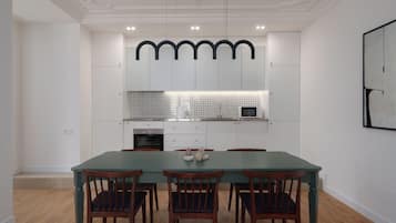 Apartamento com design assinado, vista para a cidade | Cozinha privada | Micro-ondas, cooktop, talheres/pratos/utensílios de cozinha