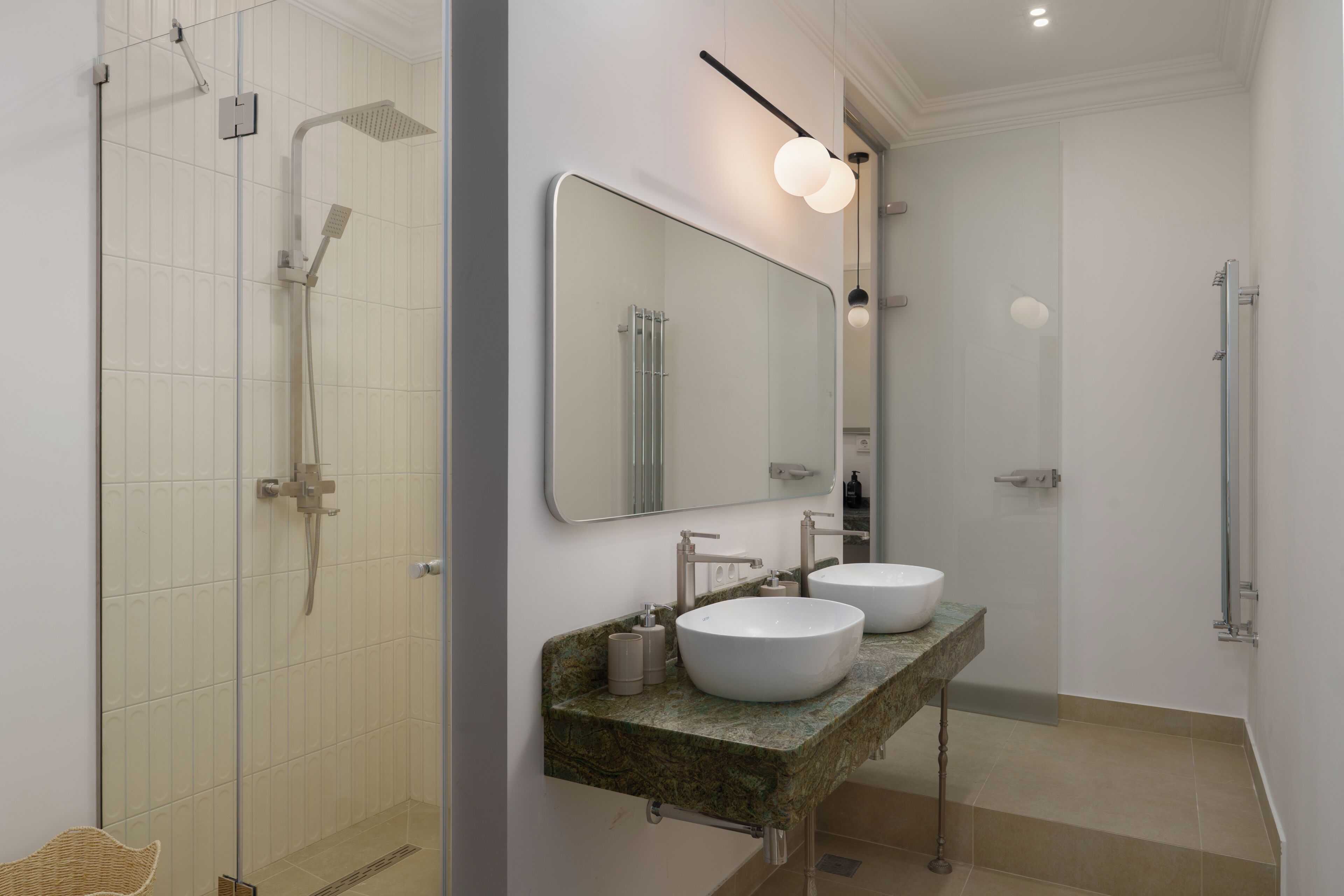 Apartamento com design assinado, vista para a cidade | Banheiro | Chuveiro, secador de cabelo, chinelos, toalhas de banho