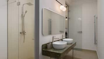 Apartamento com design assinado, vista para a cidade | Banheiro | Chuveiro, secador de cabelo, chinelos, toalhas de banho
