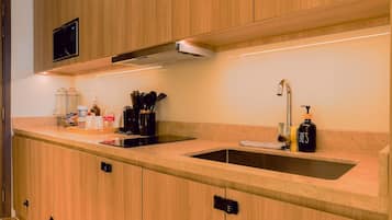 Suíte estúdio com design assinado, 1 cama King | Cozinha americana privada | Geladeira, micro-ondas, fogão, cooktop