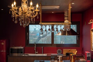 Casa premium, piscina particular, vista parcial para o oceano | Cozinha privada | Geladeira, micro-ondas, cooktop, talheres/pratos/utensílios de cozinha