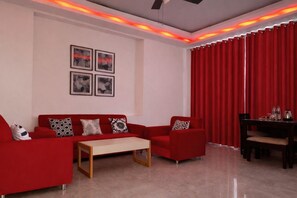 Suite de Luxo, varanda, Vista para a cidade | Sala de estar | Televisor LCD, filmes em estreia, filmes pagos 