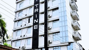 Um edifício com vários andares e uma placa vertical preta com a inscrição 'CITRINE'.
