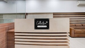 Balcão de atendimento com uma placa que diz 'Empresa de Cobrança - Atendimento'.