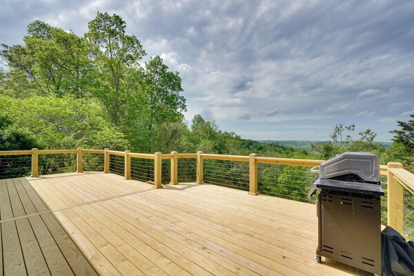 Group Getaway Near Dale Hollow Lake W/ Hot Tub - Tennessee