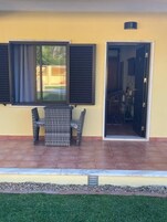 Quarto duplo conforto, varanda, vista para a piscina | Opções para refeição ao ar livre