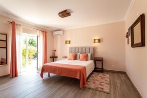 Suite, vista para o jardim | Secretária, Wi-fi grátis 