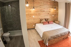 Suite, vista para o parque | Casa de banho | Um secador de cabelo, toalhas fornecidas, champô, papel higiénico 