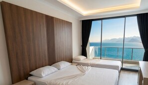 Quarto Standard, varanda, vista para o mar | Secretária adequada para computadores portáteis 