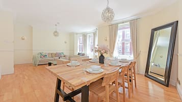 Apartamento superior, 3 quartos, cozinha, vista para a cidade | Opções para refeição