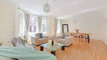 Apartamento superior, 3 quartos, cozinha, vista para a cidade | Área de estar