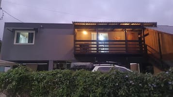 Apartamento, sacada, vista parcial para o mar | Fachada