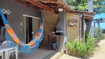 Casa geminada, varanda coberta, vista parcial para o mar | Opções para refeição ao ar livre