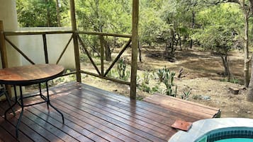 Quarto casal ou duplo superluxo, vista para o parque | Opções para refeição ao ar livre