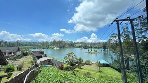 Uma área residencial com casas, um lago e uma pequena ilha.