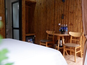 Quarto casal luxo, vista para o jardim | Cofres nos quartos, escrivaninha, quartos à prova de som