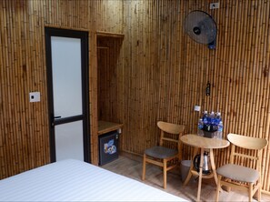 Cofres nos quartos, escrivaninha, quartos à prova de som