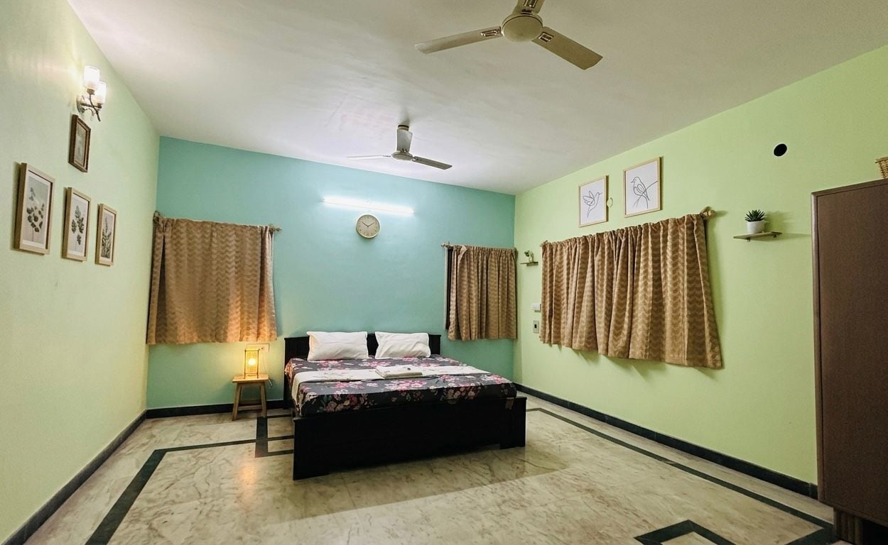 Quarto Panorâmico | Secretária, secretária adequada para computadores portáteis 