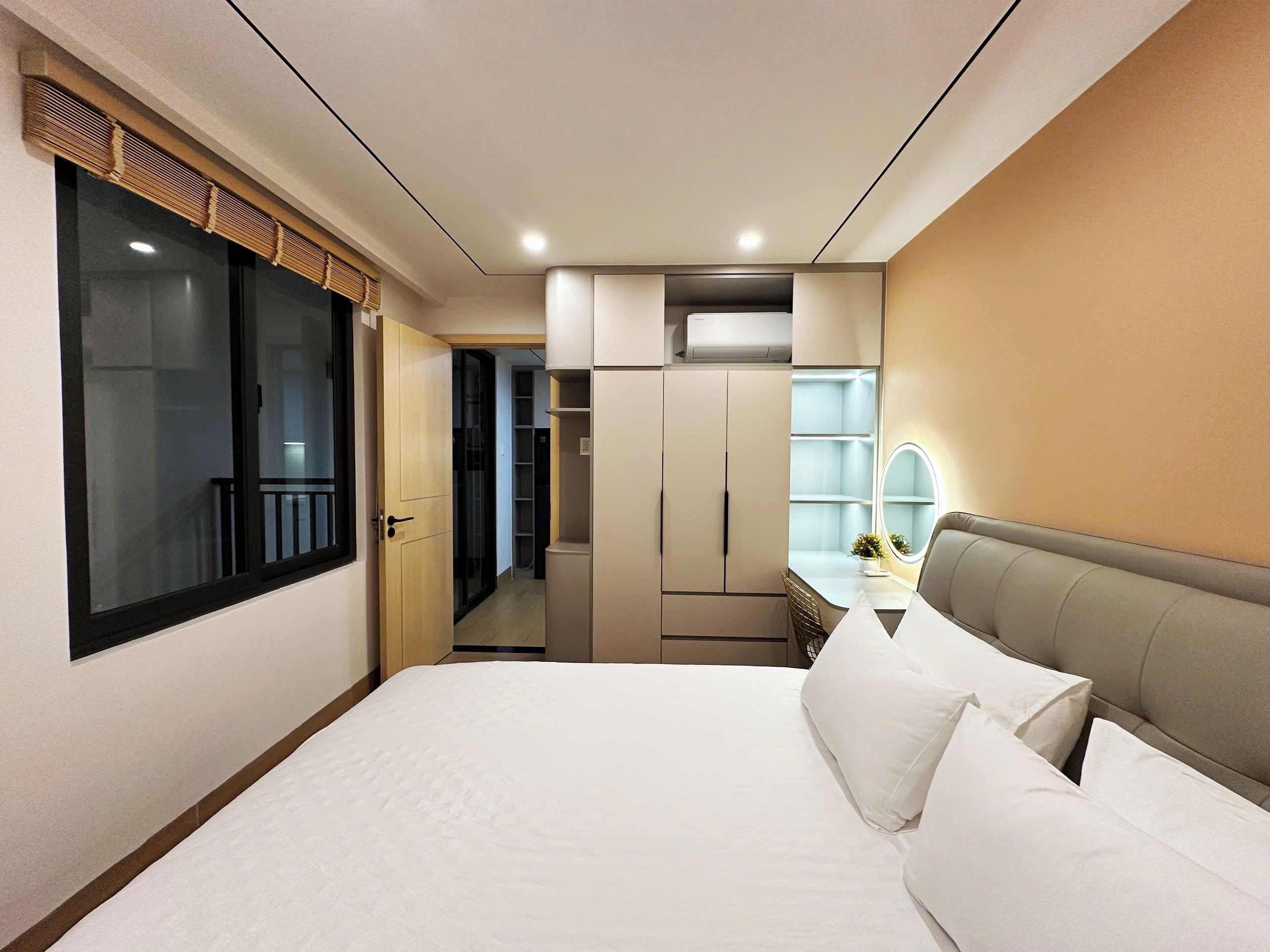 Quarto Duplo Familiar, várias camas, varanda, vista para a montanha | Secretária, secretária adequada para computadores portáteis 