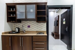 Apartamento, 1 quarto | Cozinha privada | Uma cafeteira/bule, uma chaleira elétrica, Produtos de limpeza 