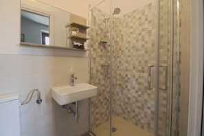 Quarto Duplo ou Twin Comfort, vista para a colina | Casa de banho | Um polibã, artigos de higiene pessoal grátis 