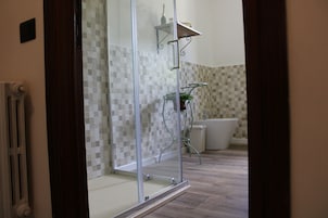 Quarto Duplo ou Twin Comfort, vista para a colina | Casa de banho | Um polibã, artigos de higiene pessoal grátis 